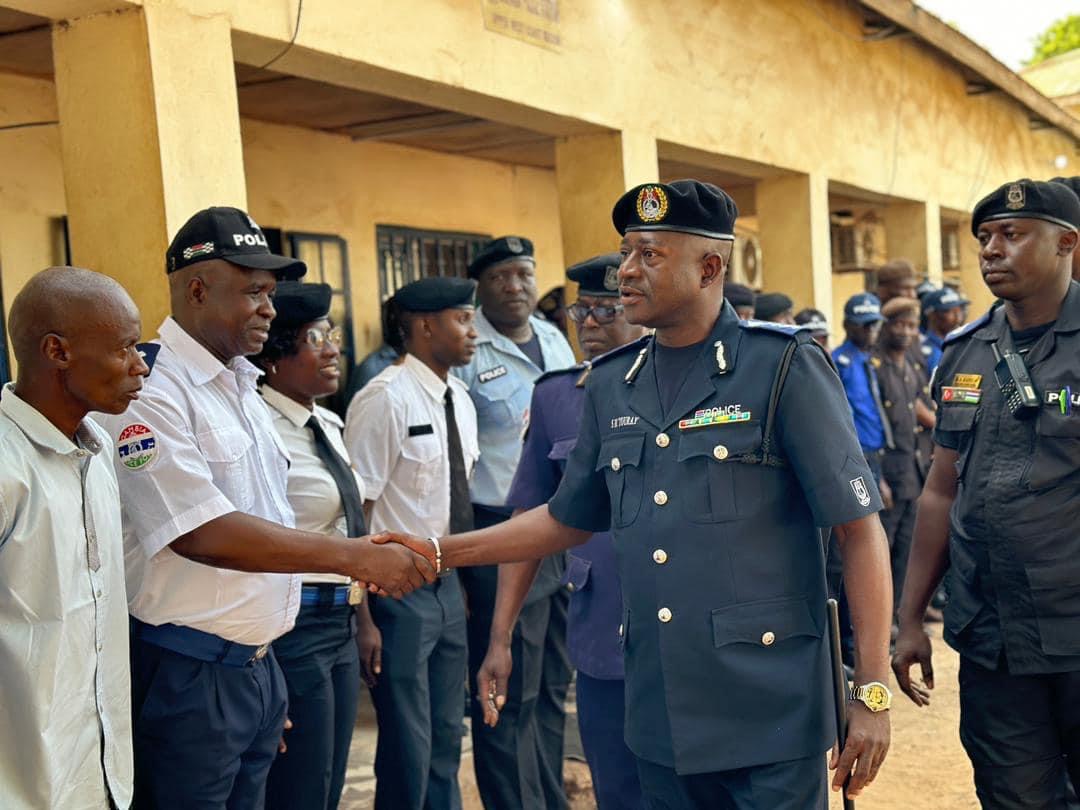 Police launch manhunt for fleeing wounded armed robbers